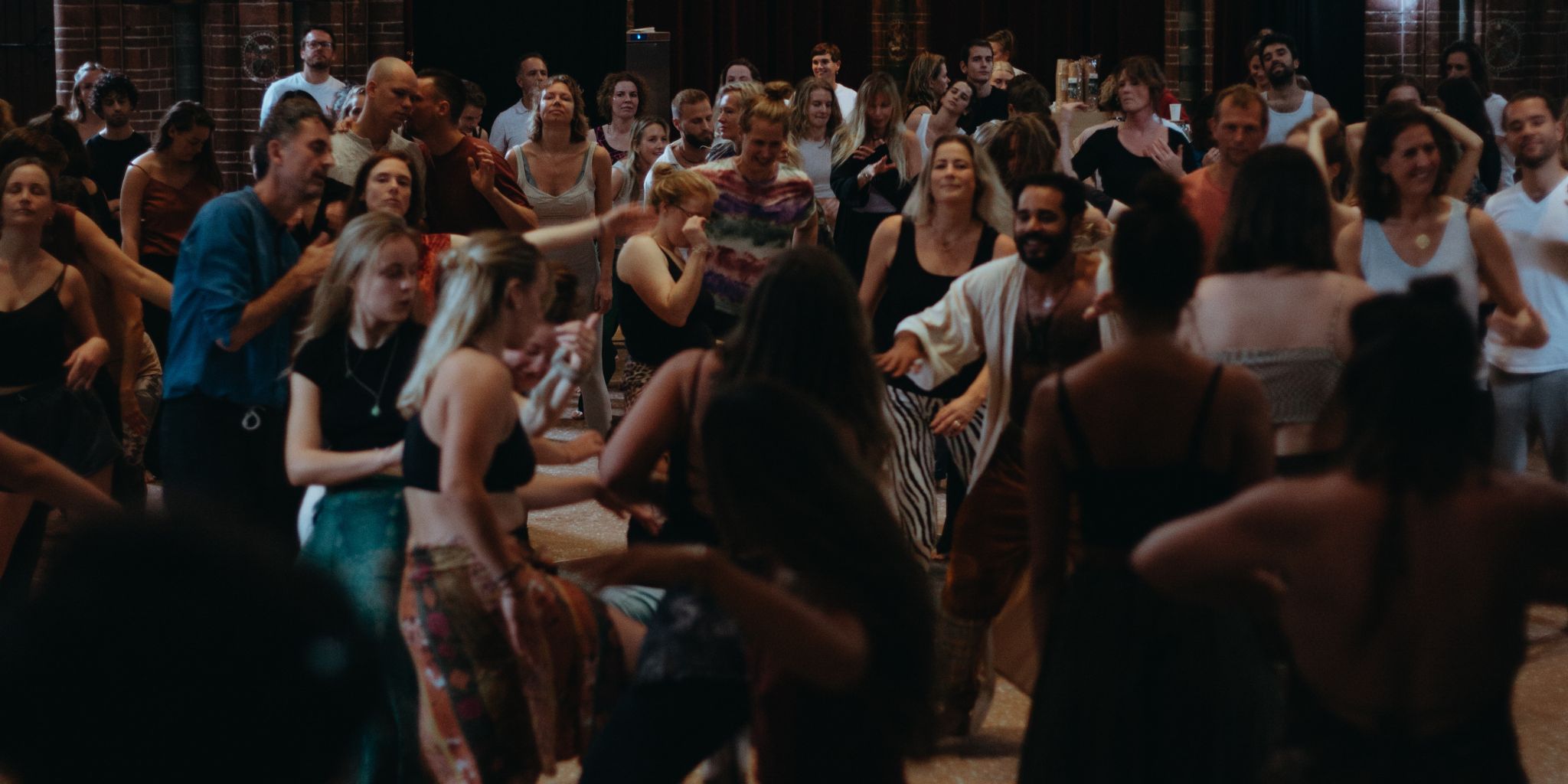 BE FREE Ecstatic Raves: waar Ecstatic Dance en Techno samenkomen. - Hipsy Blog