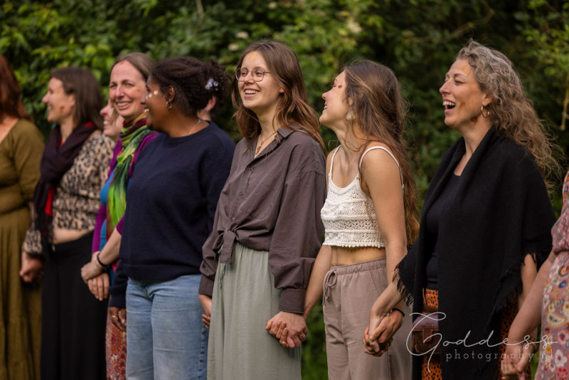 Women Circle: She Who Belongs To The Earth - Hipsy