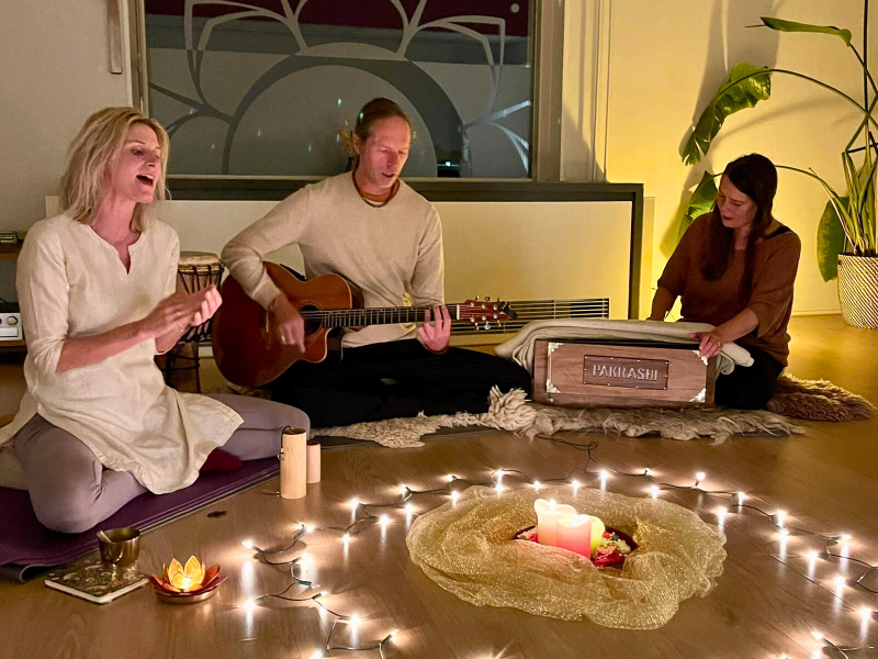 Mantra Singing Circle - Hipsy