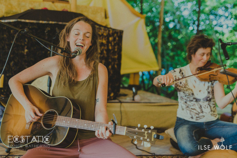 Dans&Zang&Cacao met Anna Fernhout & Isabel (viool) kapel in Schijndel ...