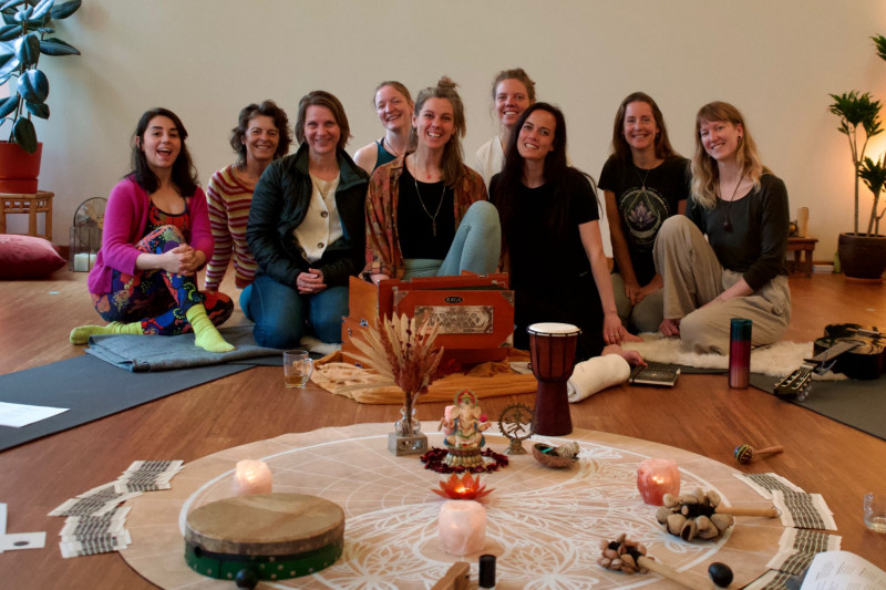 Singing Circle - Hipsy