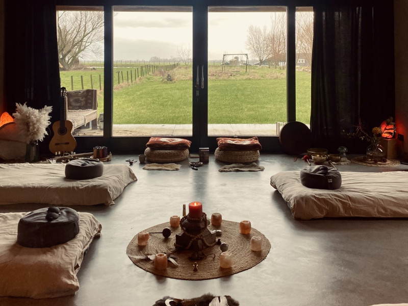 Psychedelic Retreat: From Stillness to Bloom - Hipsy