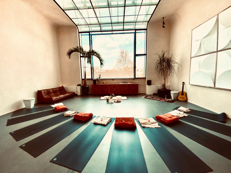 Connected Breath Circle & Microdose: Welcoming Summer - Hipsy