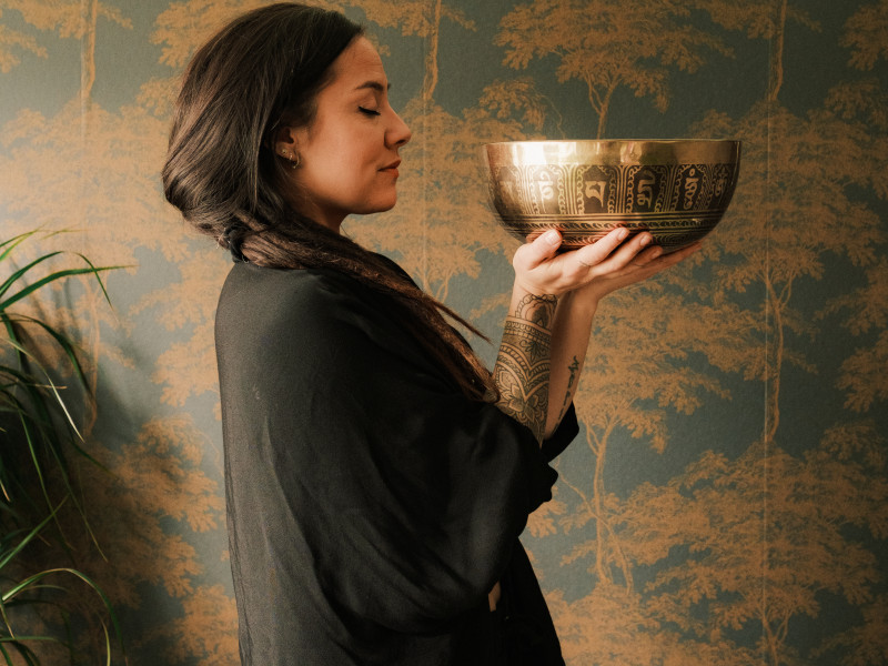 Female Singing Circle - Hipsy