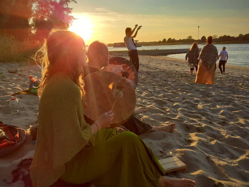 Let's Dance 4 Light! - Hipsy